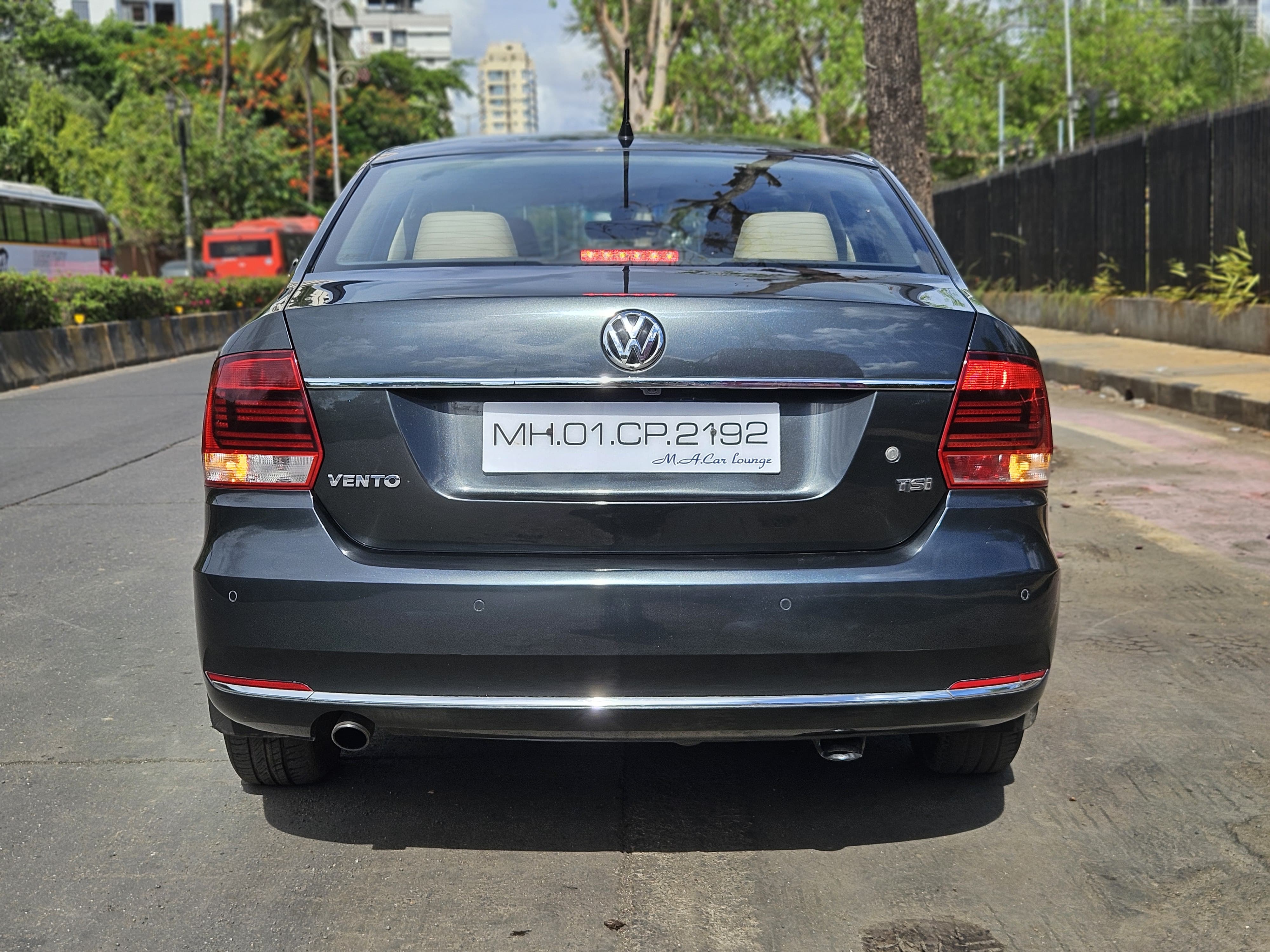 Buy Used Volkswagen Vento 1.2 TSI Highline AT of 2017 model @ 6,35,000 ...