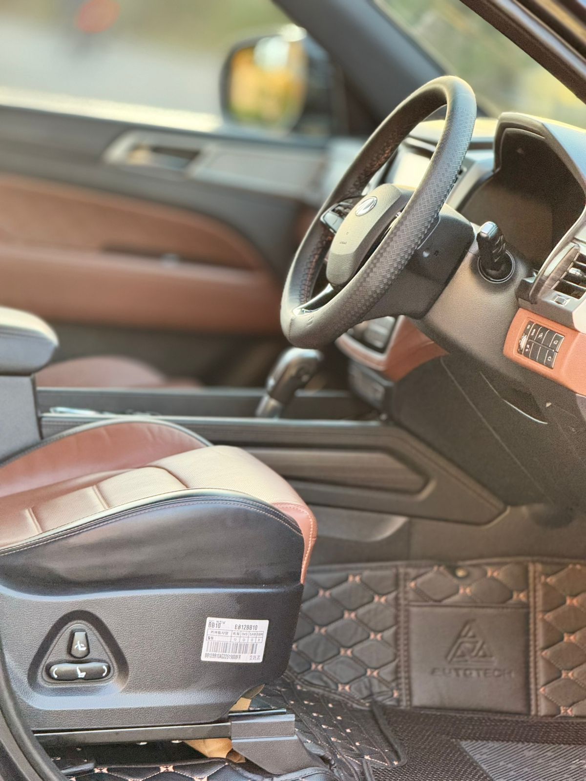 Buy Used Mahindra Alturas G4 4X2 AT High of 2022 model @ 24,00,000 INR ...
