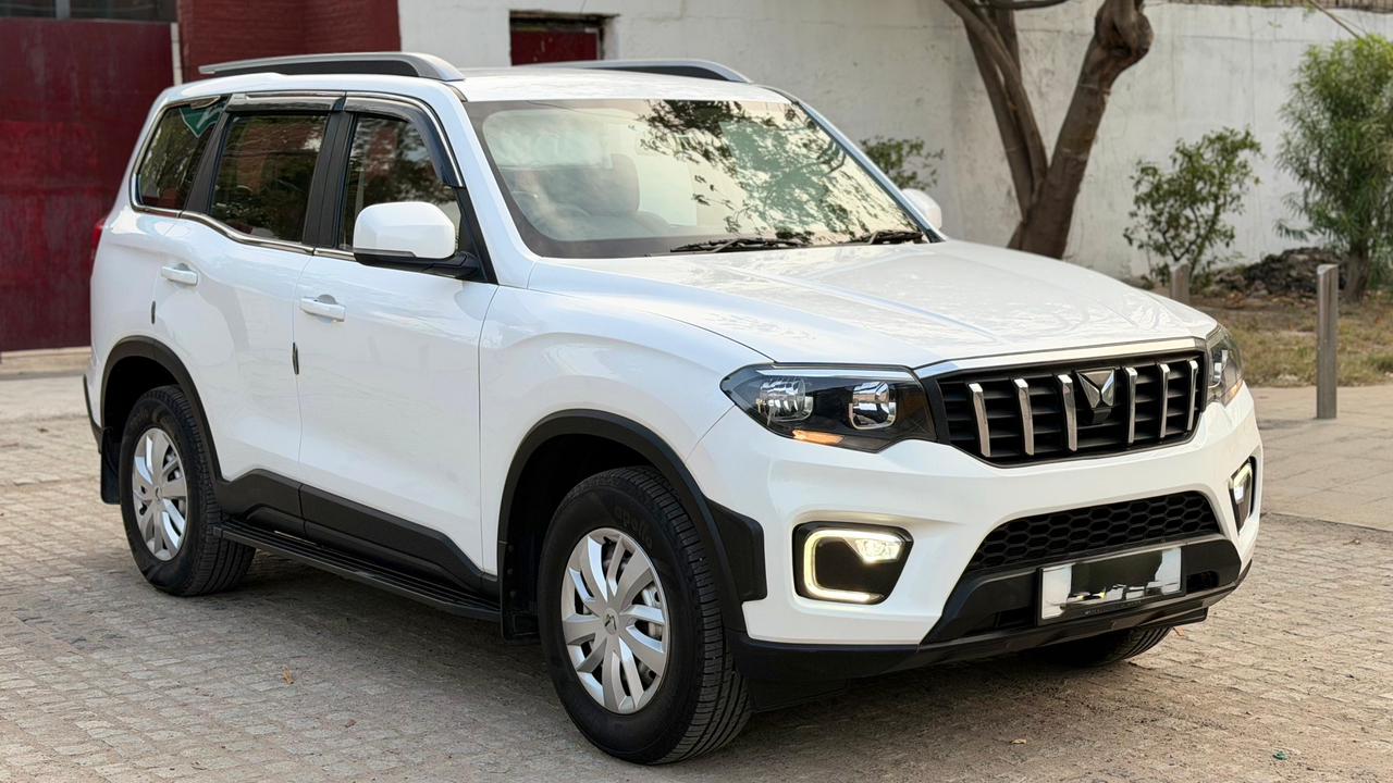 Buy Used Mahindra XUV700 AX7 6Str AT of 2025 model @ 19,50,000 INR in ...