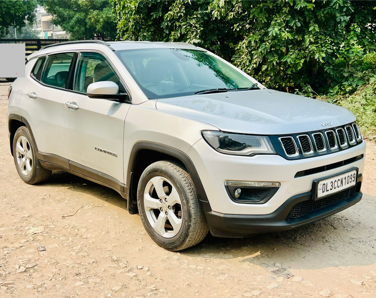 Buy Used Jeep Compass 2.0 Longitude BSIV of 2017 model @ 6,50,000 INR ...