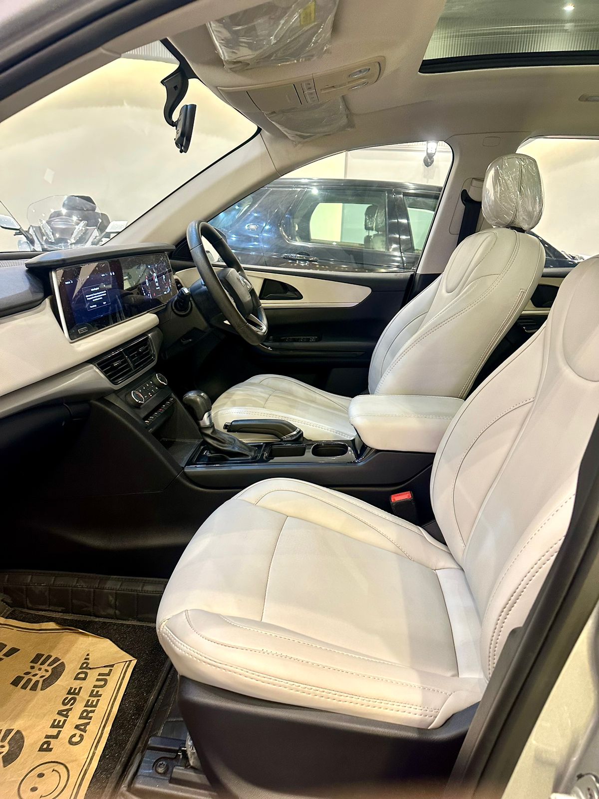 Buy Used Mahindra XUV700 AX5 7 Str Diesel AT of 2023 model @ 18,75,000 ...