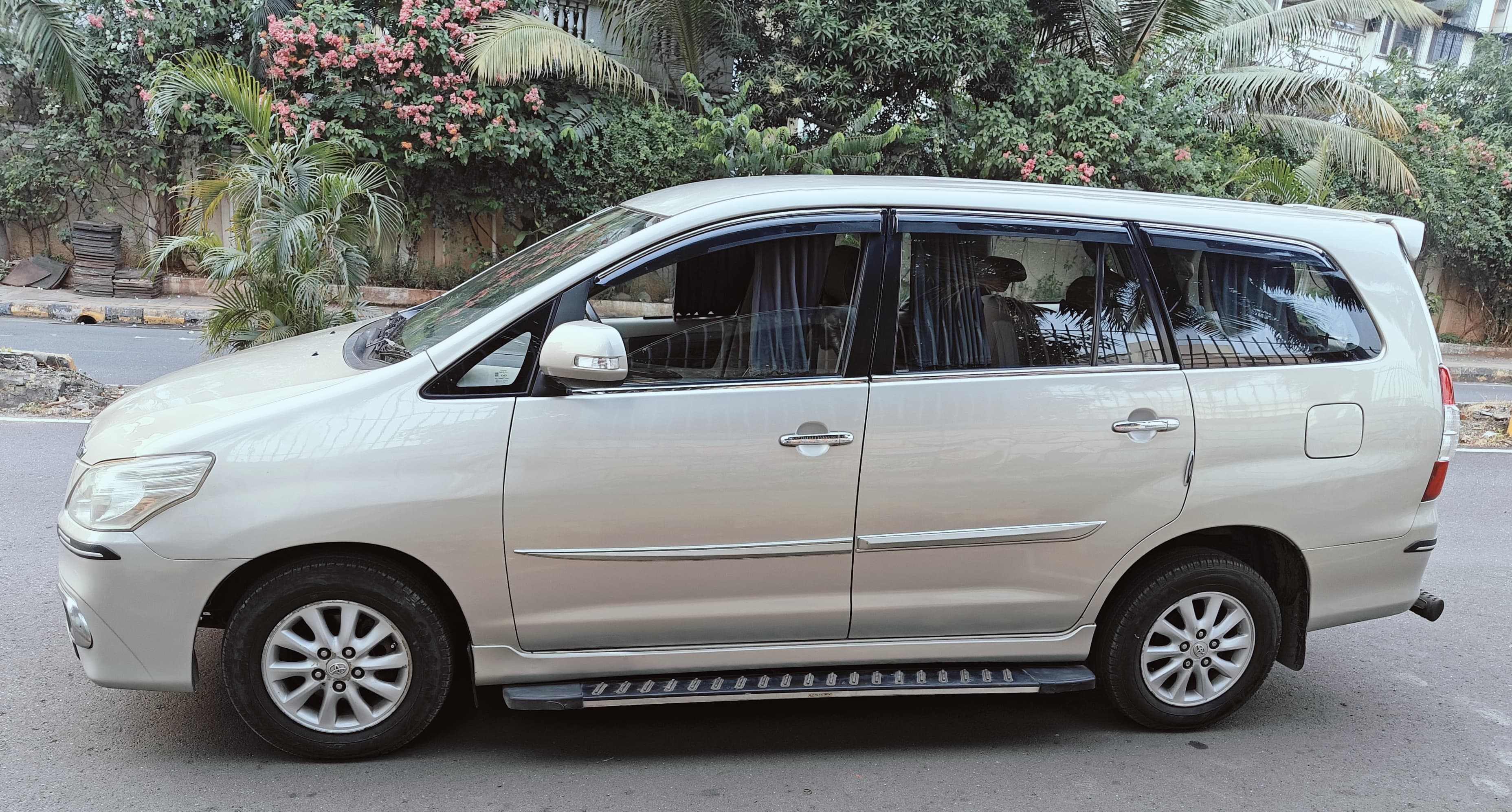 Buy Used Toyota Innova 2.5 G Diesel 7 Seater BS IV of 2014 model @ 7 ...