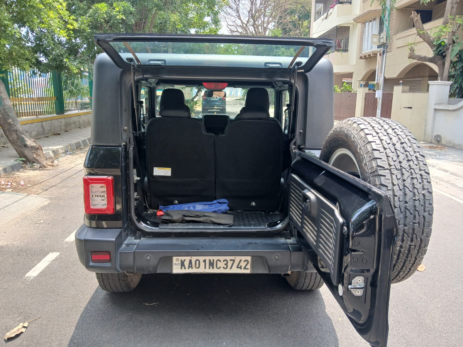 Buy Used Mahindra Thar LX Convert Top Diesel of 2024 model @ 15,99,000 ...