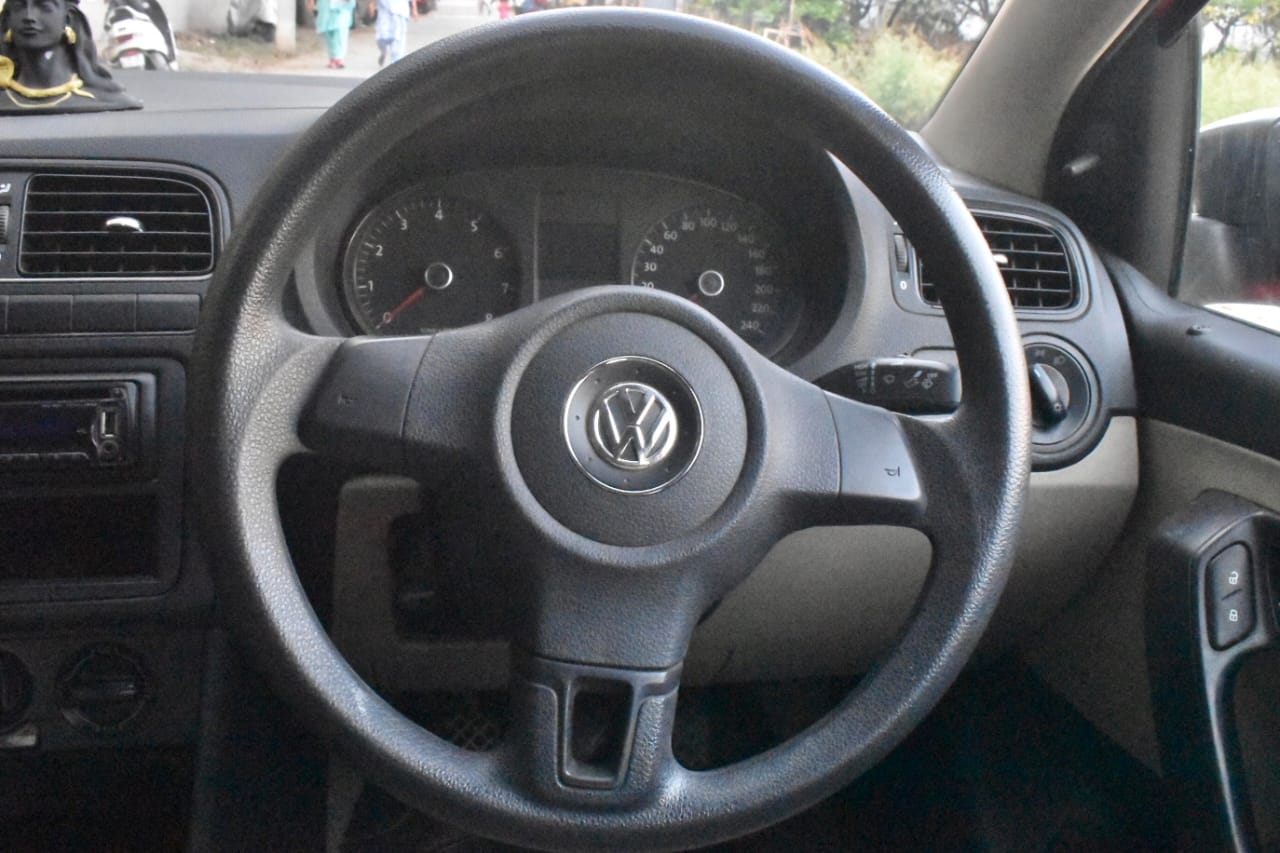 Buy Used Volkswagen Polo Petrol Trendline 1.2L of 2013 model @ 2,45,000 ...