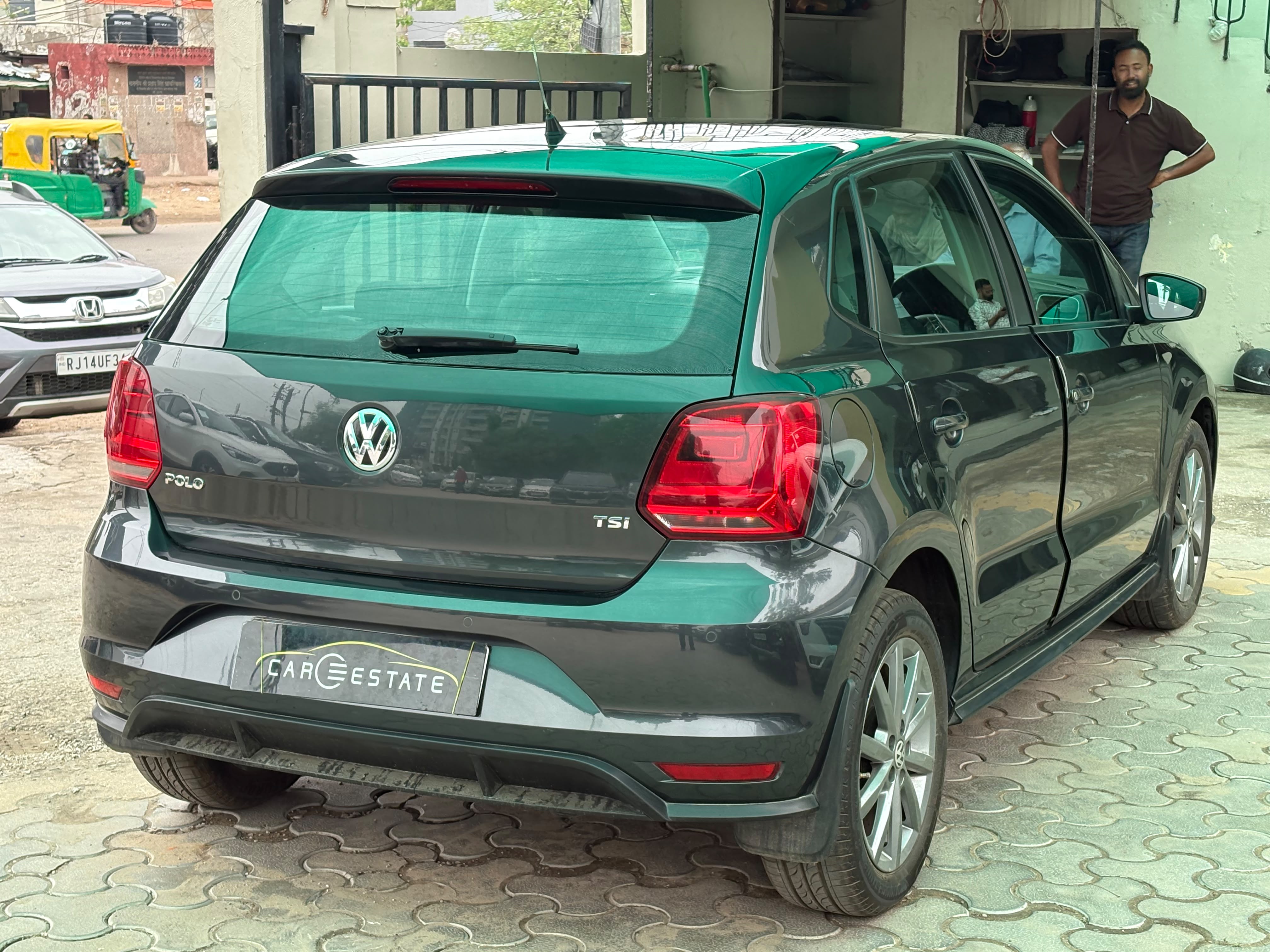 Buy Used Volkswagen Polo 1.0 MPI Highline Plus BSIV of 2020 model @ 6 ...