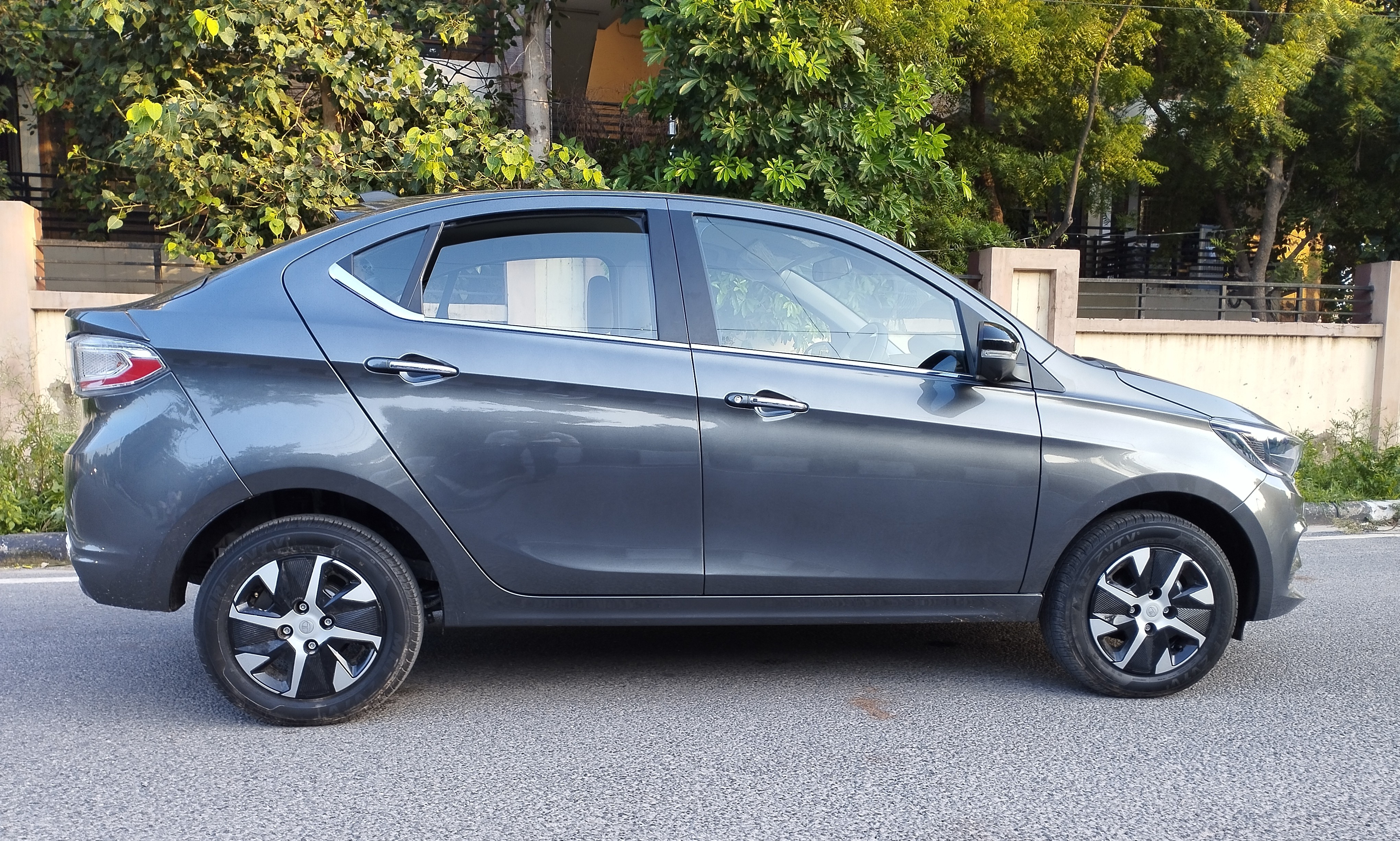 Buy Used Tata Tigor XZ Plus Lux CNG of 2025 model @ 9,25,000 INR in Delhi - 5092474 - ZigWheels.com