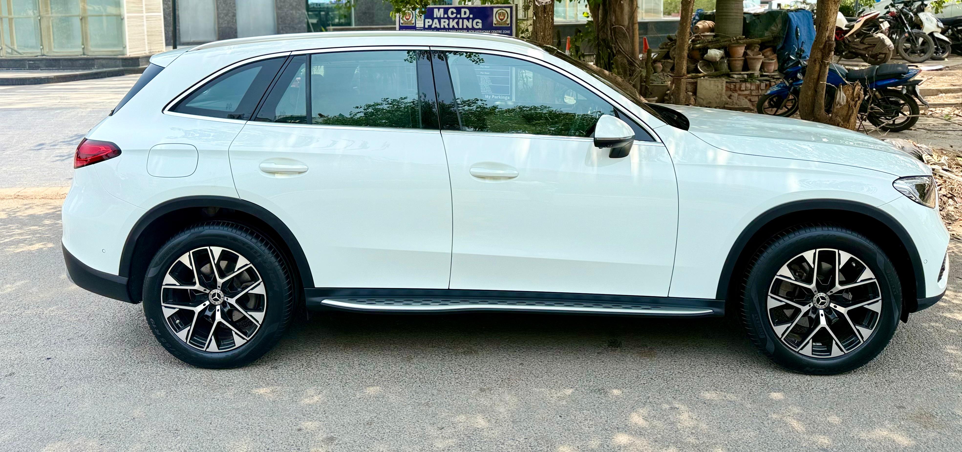 Buy Used Mercedes-Benz GLC 220d of 2024 model @ 56,90,000 INR in Delhi ...