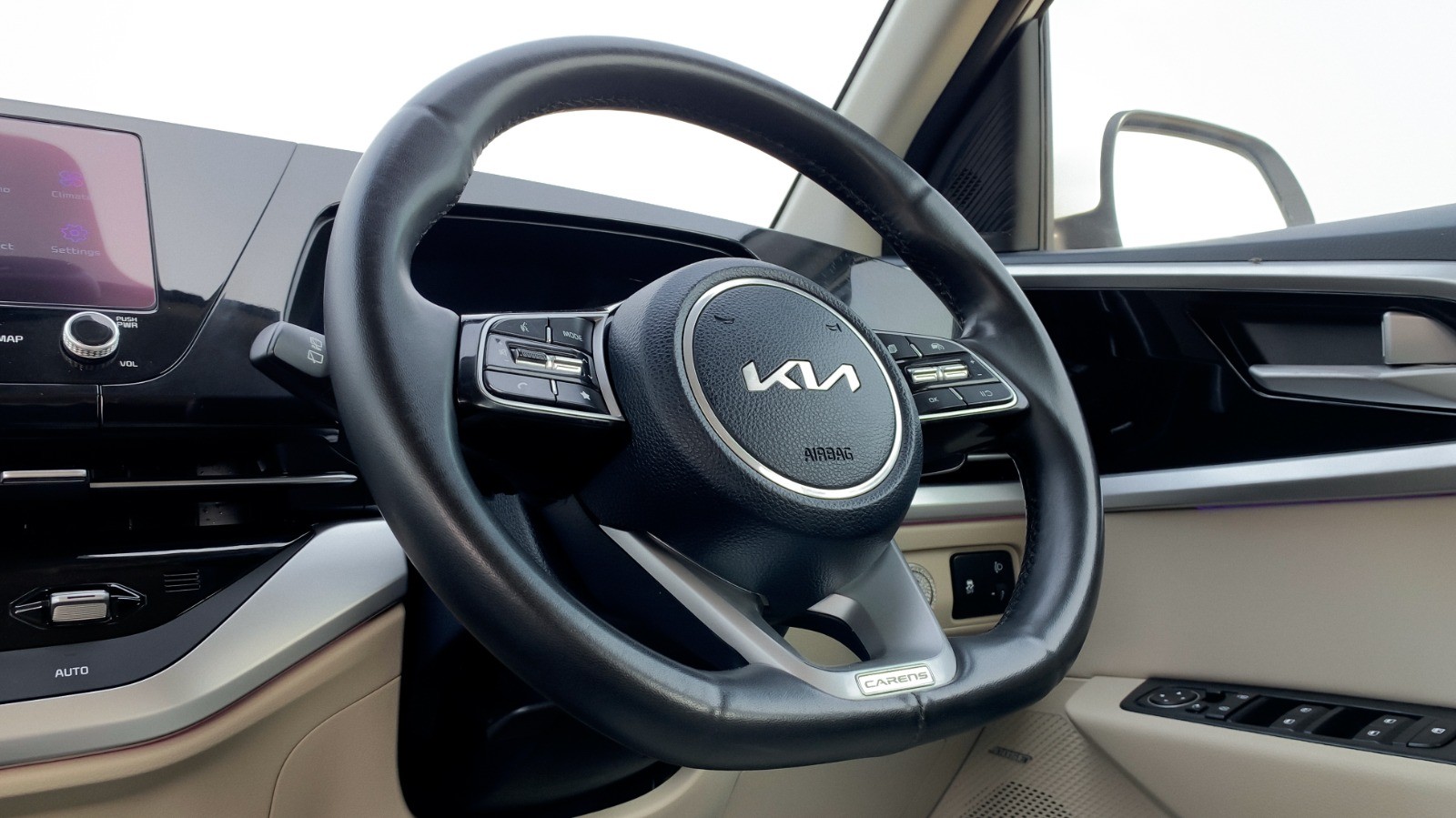 Buy Used Kia Carens Luxury Plus Diesel AT 6 STR BSVI of 2022 model @ 14 ...