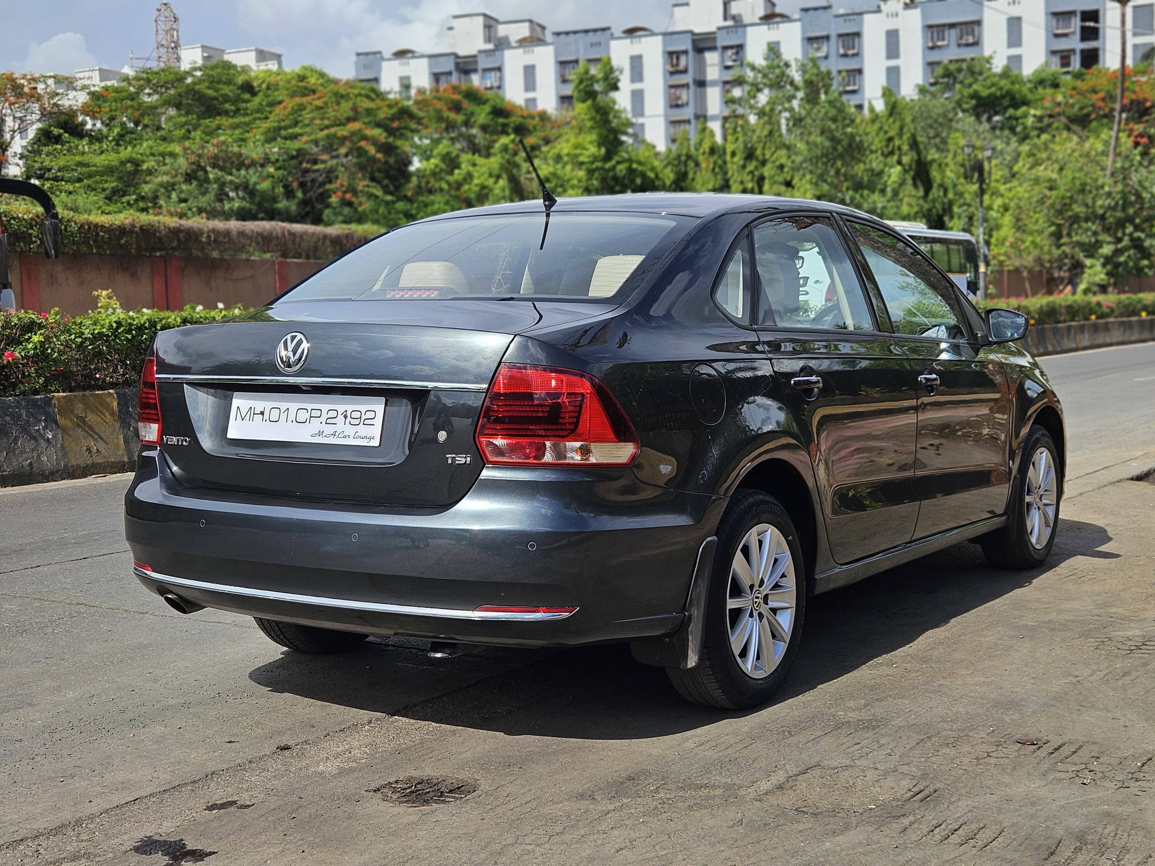 Buy Used Volkswagen Vento 1.2 TSI Highline AT of 2017 model @ 6,35,000 ...