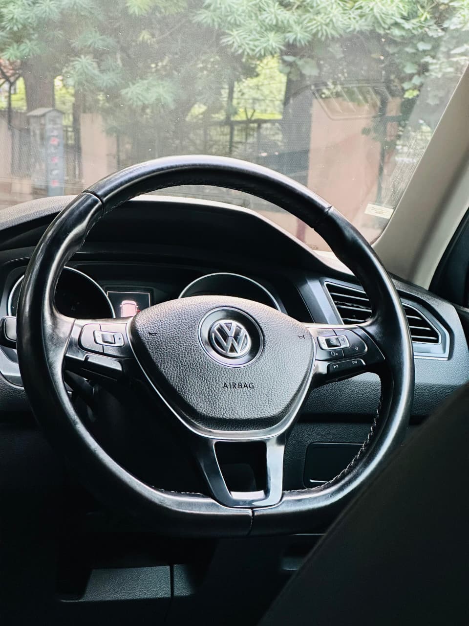 Buy Used Volkswagen Tiguan 2.0 TDI Highline of 2017 model @ 9,45,000 ...