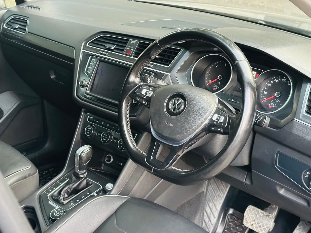 Buy Used Volkswagen Tiguan 2.0 TDI Highline of 2017 model @ 9,45,000 ...