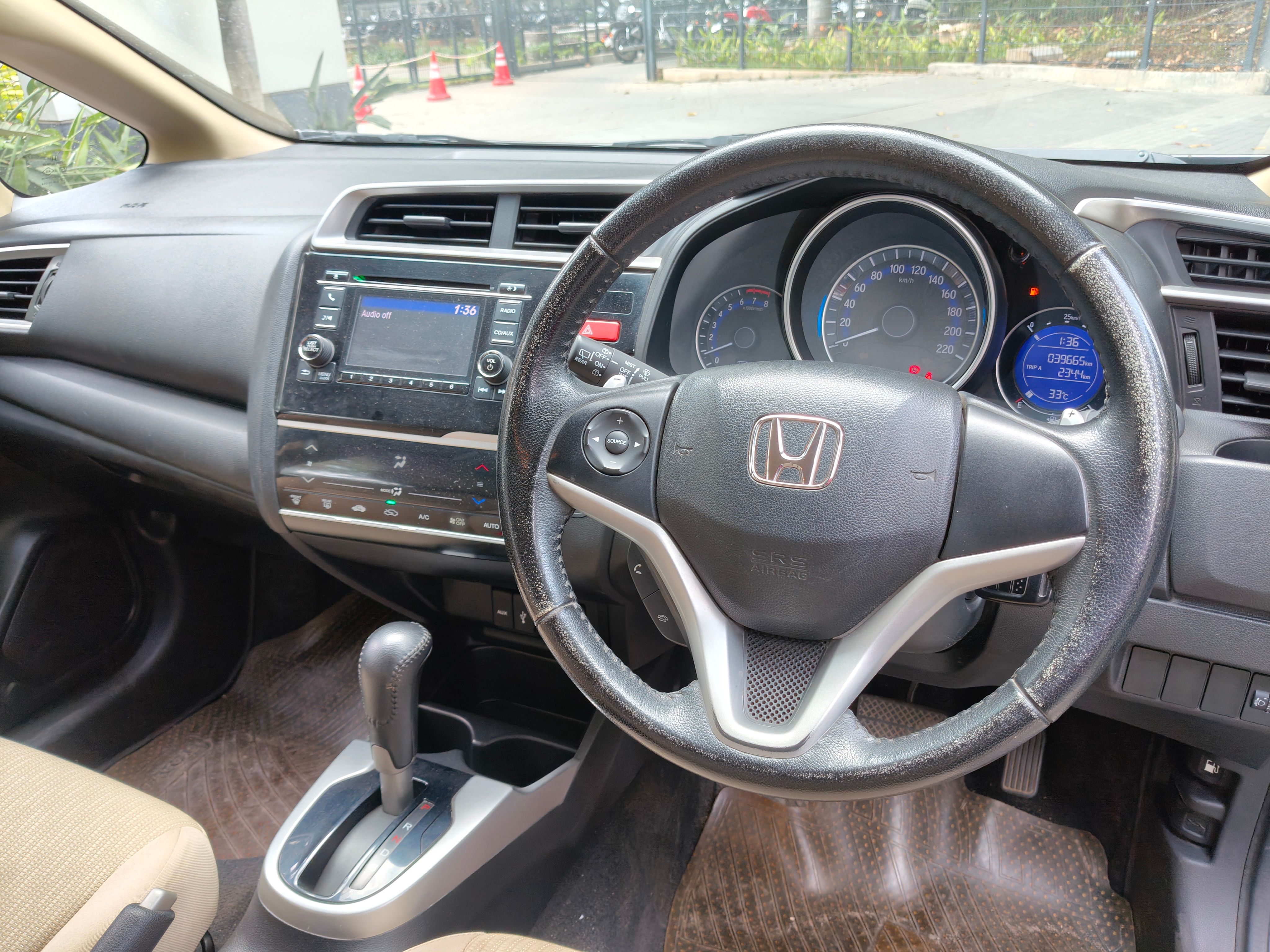 Buy Used Honda Jazz 1.2 V i VTEC of 2015 model @ 5,75,000 INR in ...