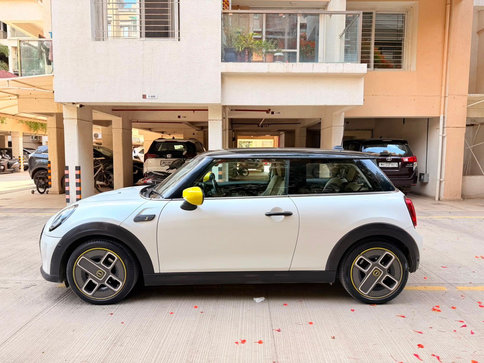 Buy Used Mini Cooper SE Electric of 2023 model @ 28,50,000 INR in Pune ...