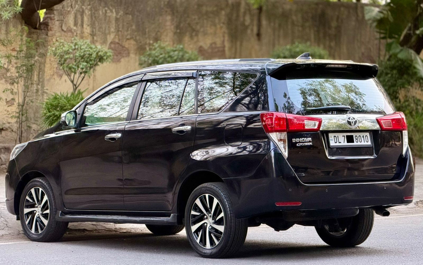 Buy Used Toyota Innova Crysta 2.7 ZX 7 STR AT of 2022 model @ 17,35,000 ...