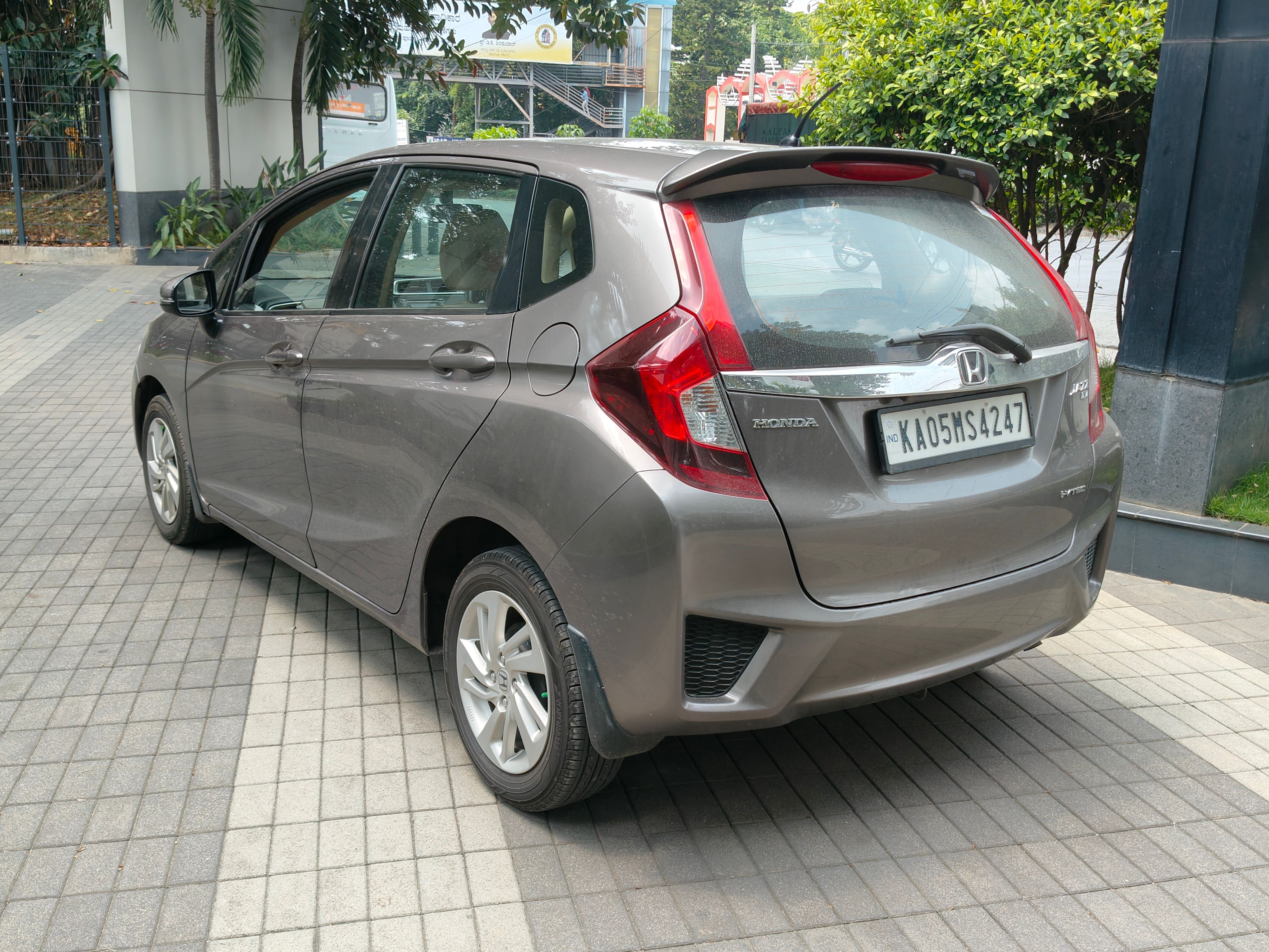 Buy Used Honda Jazz 1.2 V i VTEC of 2015 model @ 5,75,000 INR in ...