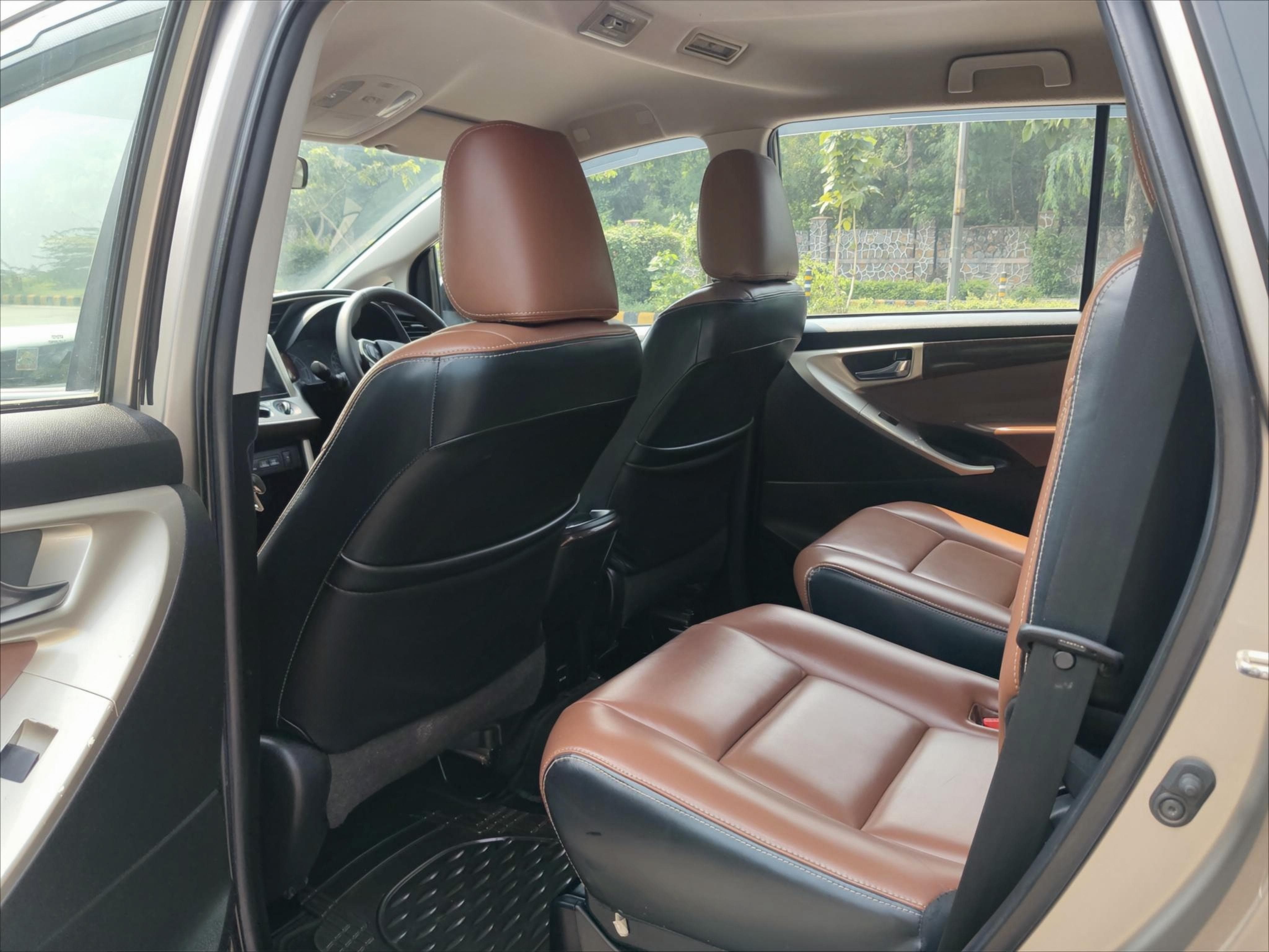 Buy Used Toyota Innova Crysta 2.4 GX 7 STR of 2020 model @ 13,75,000 ...