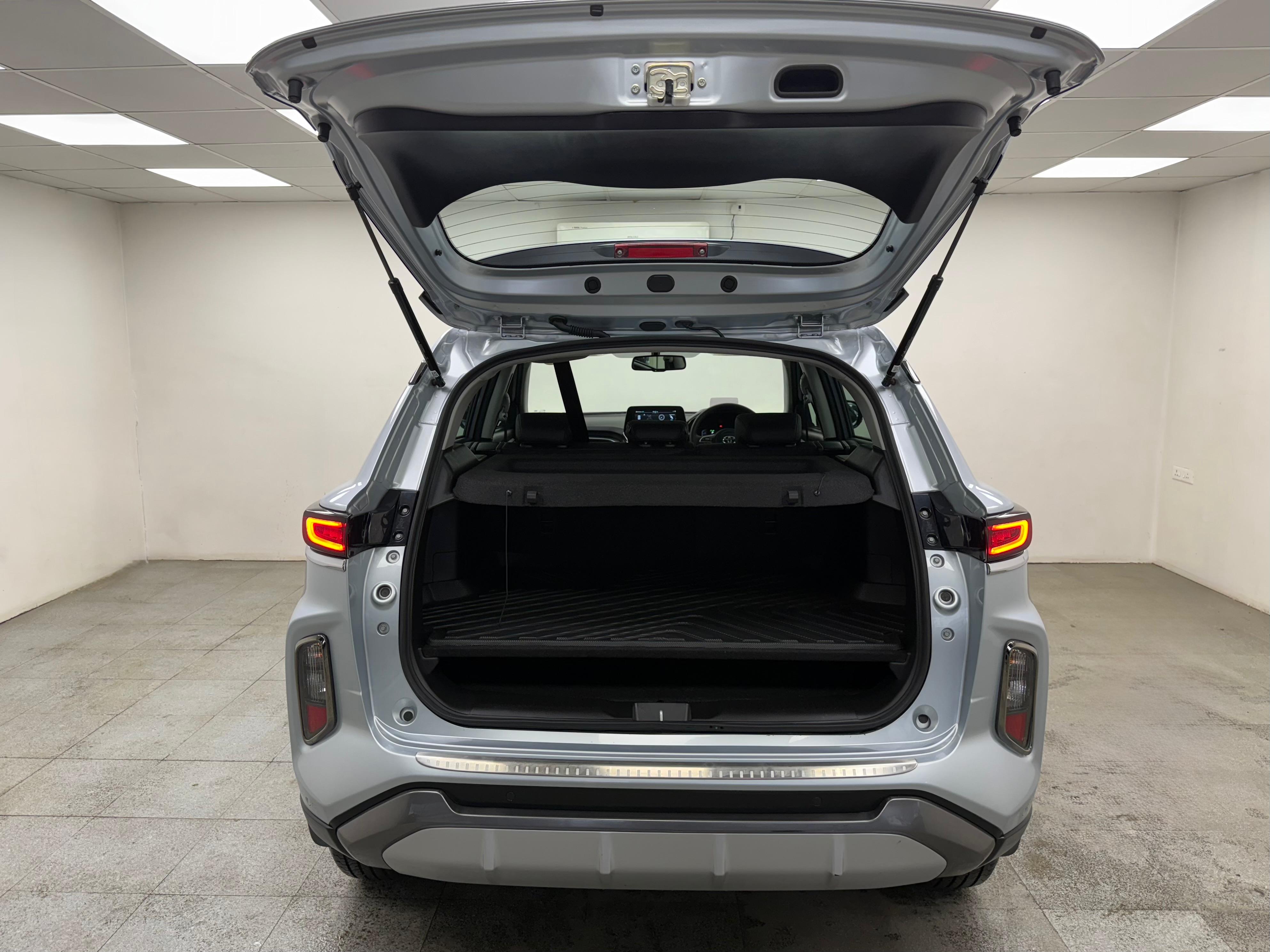 Buy Used Toyota Hyryder V HYBRID of 2024 model @ 20,00,000 INR in Pune - 4923084 - ZigWheels.com