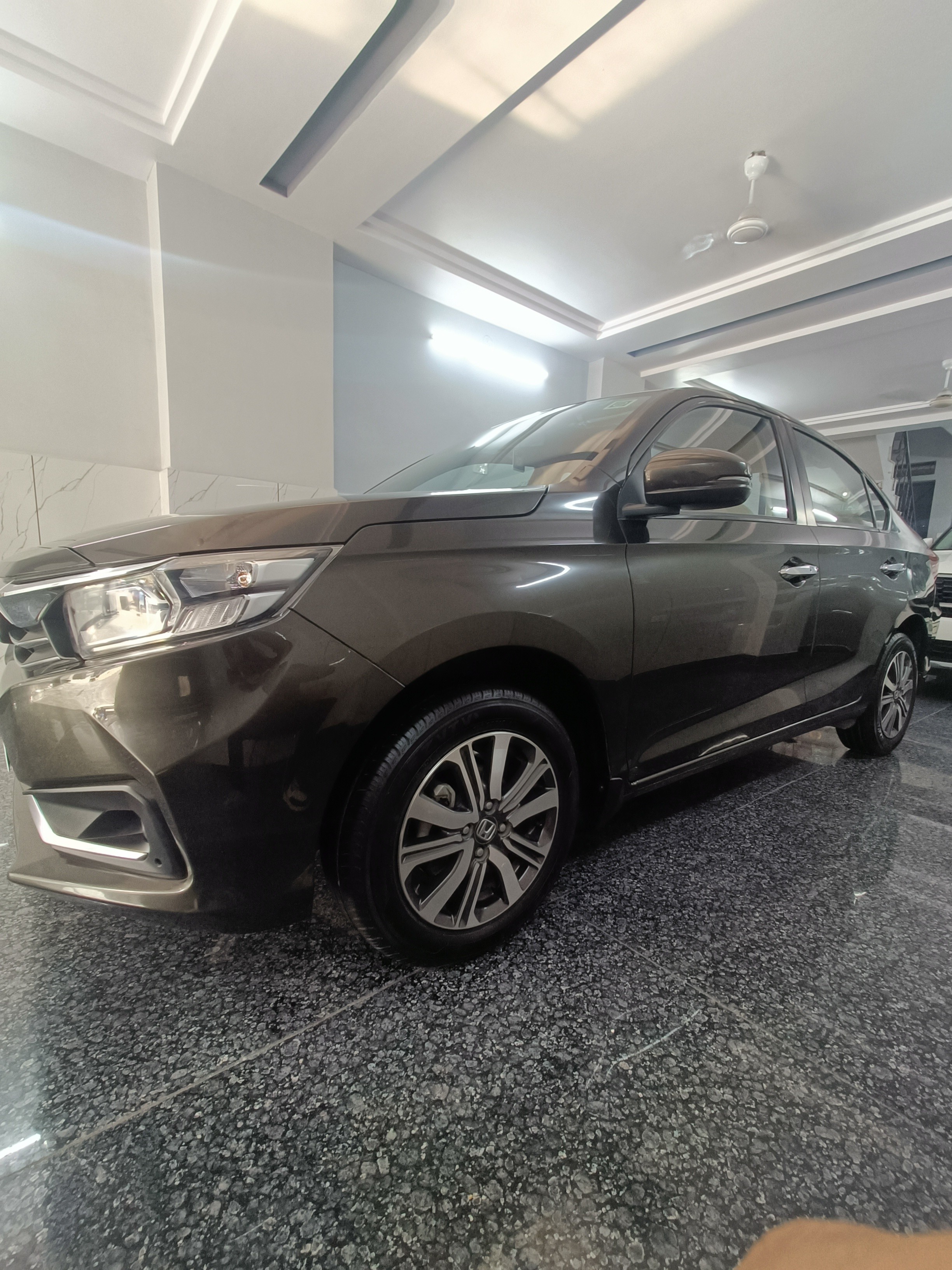 Buy Used Honda Amaze 2nd Gen VX CVT of 2023 model @ 7,95,000 INR in ...