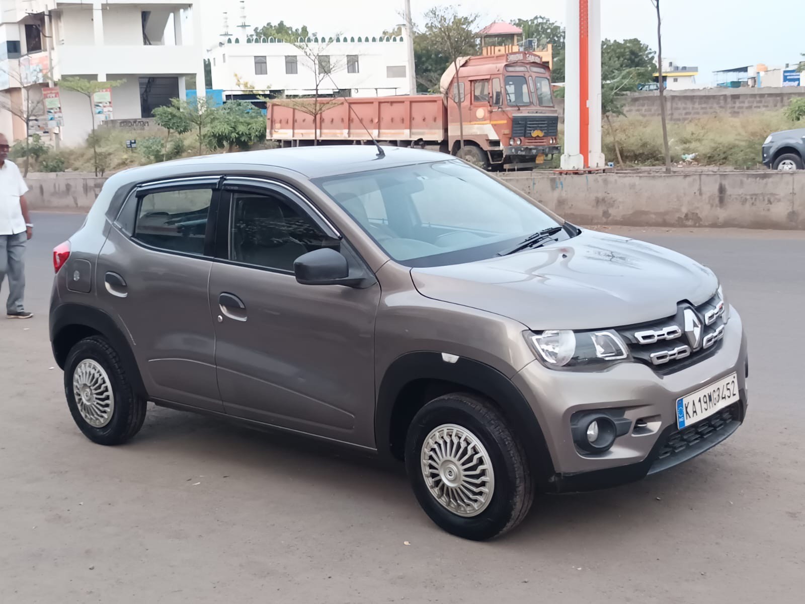 Buy Used Mahindra XUV500 W6 2WD of 2016 model @ 2,45,000 INR in Bangalore - 4948661 - ZigWheels.com