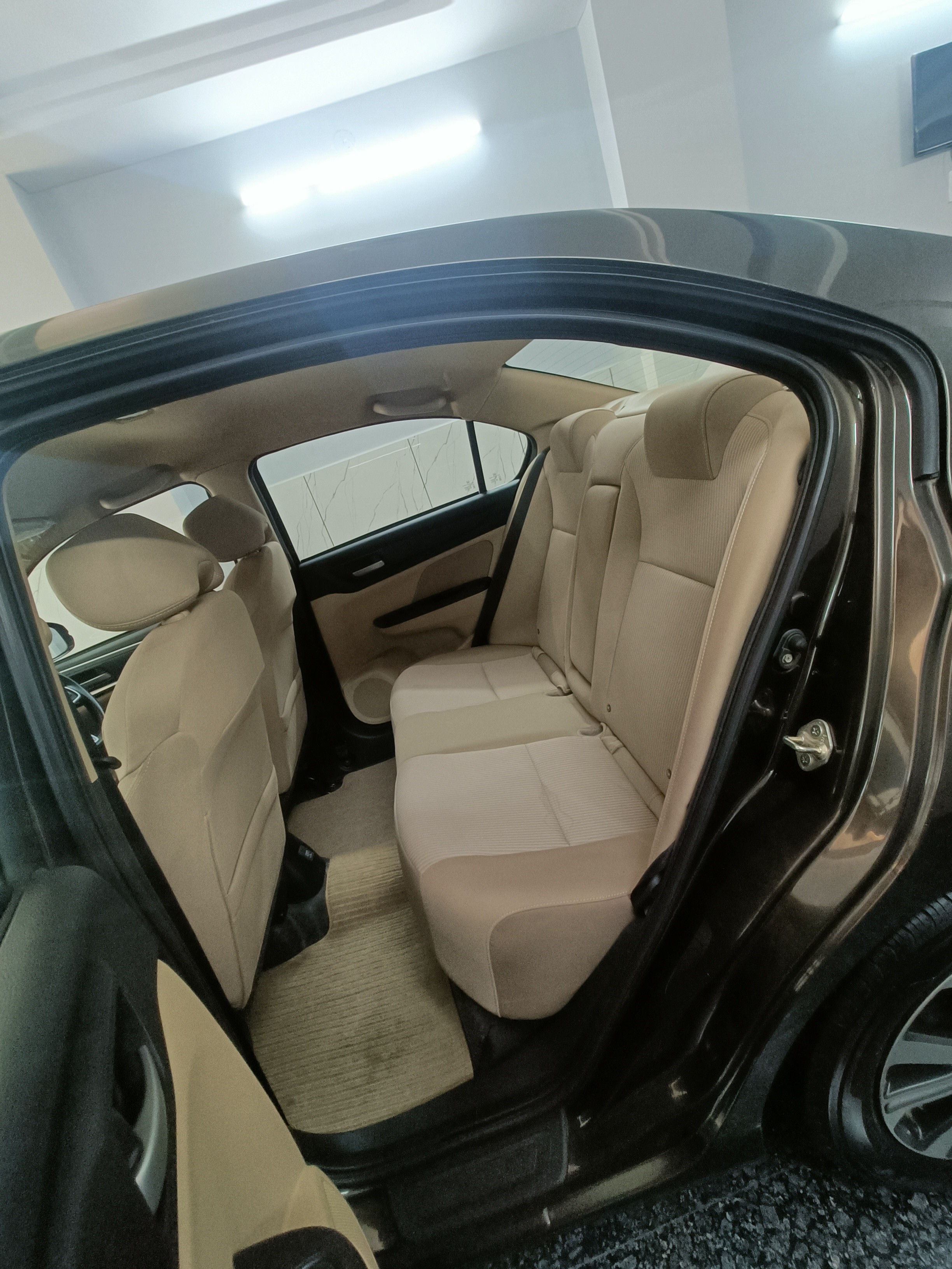 Buy Used Honda Amaze 2nd Gen VX CVT of 2023 model @ 7,95,000 INR in ...