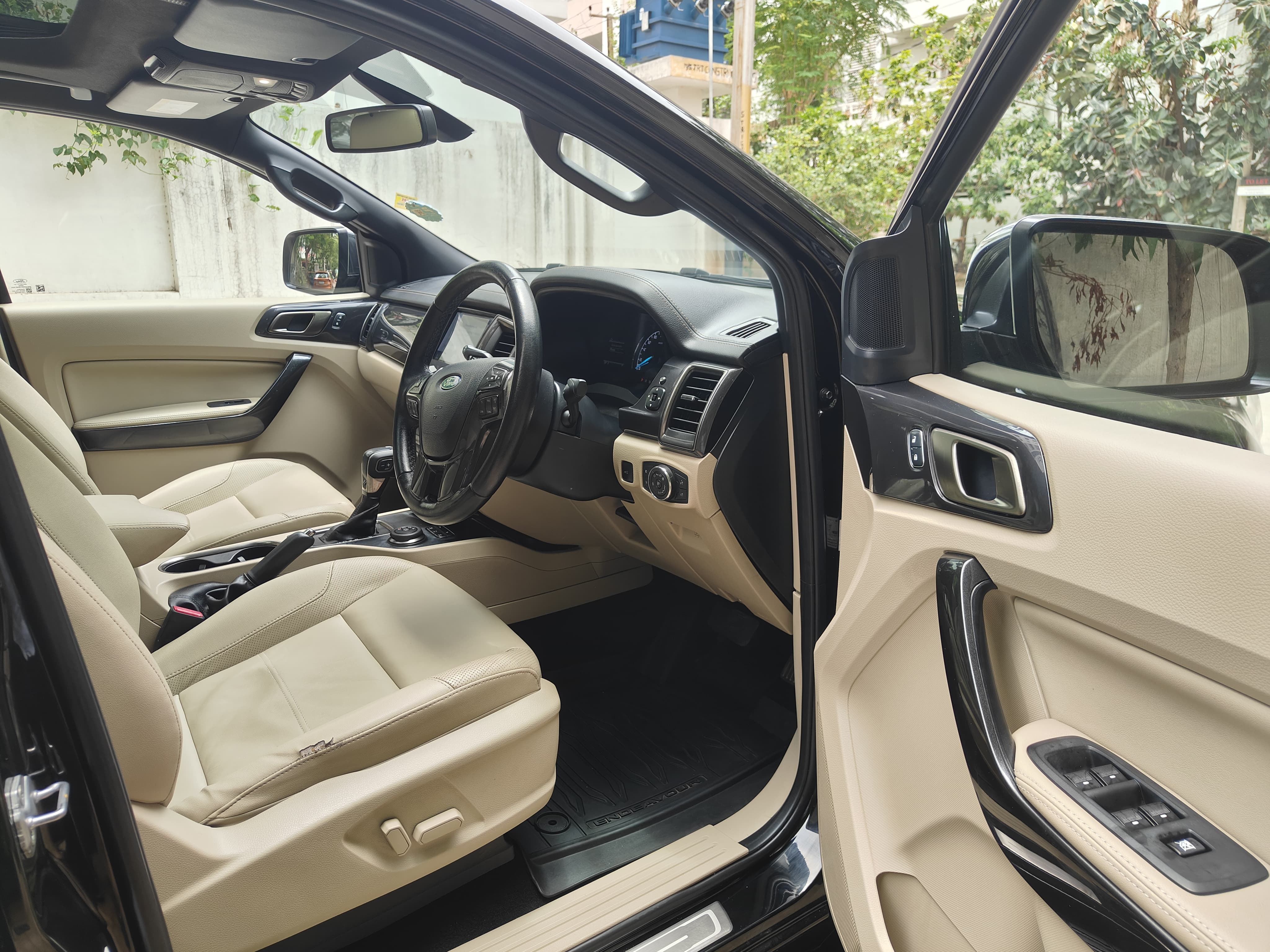 Buy Used Ford Endeavour Titanium Plus 4X4 AT of 2021 model @ 34,99,000 ...