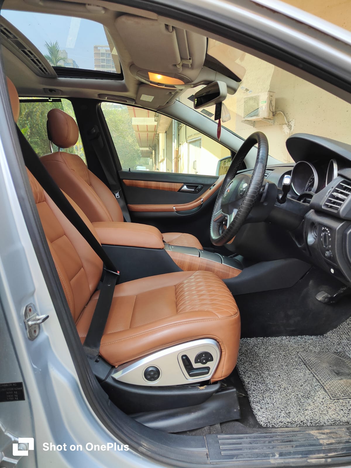 Buy Used Mercedes-Benz R-Class R350 CDI 4MATIC of 2013 model @ 13 ...