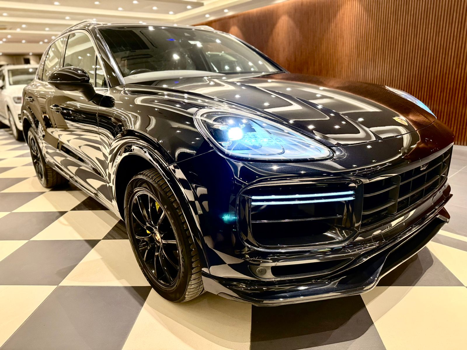 Buy Used Porsche Cayenne Base of 2021 model @ 74,90,000 INR in Delhi ...