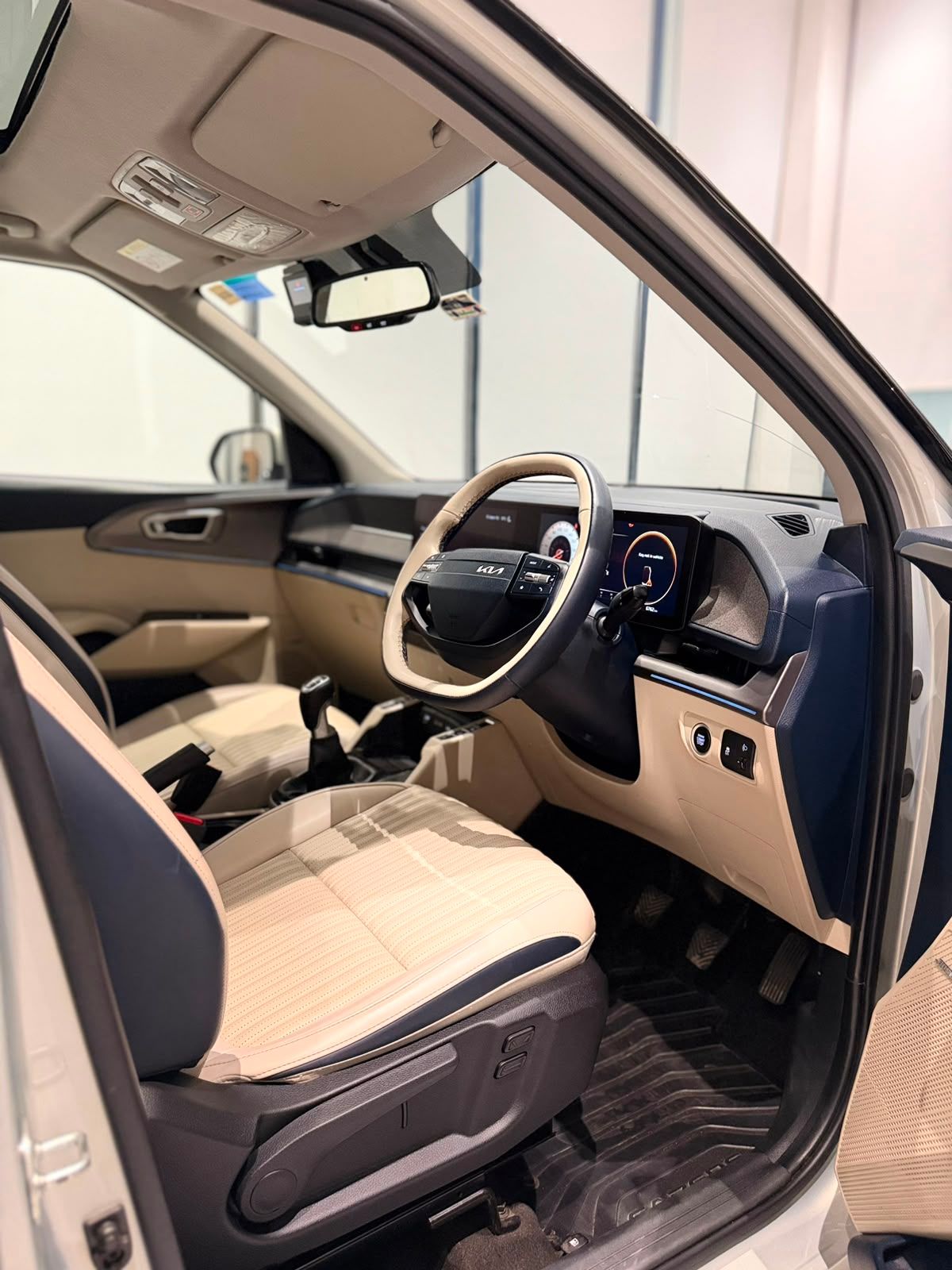 Buy Used Kia Carens Clavis HTX Plus Turbo 6Str of 2025 model @ 16 ...
