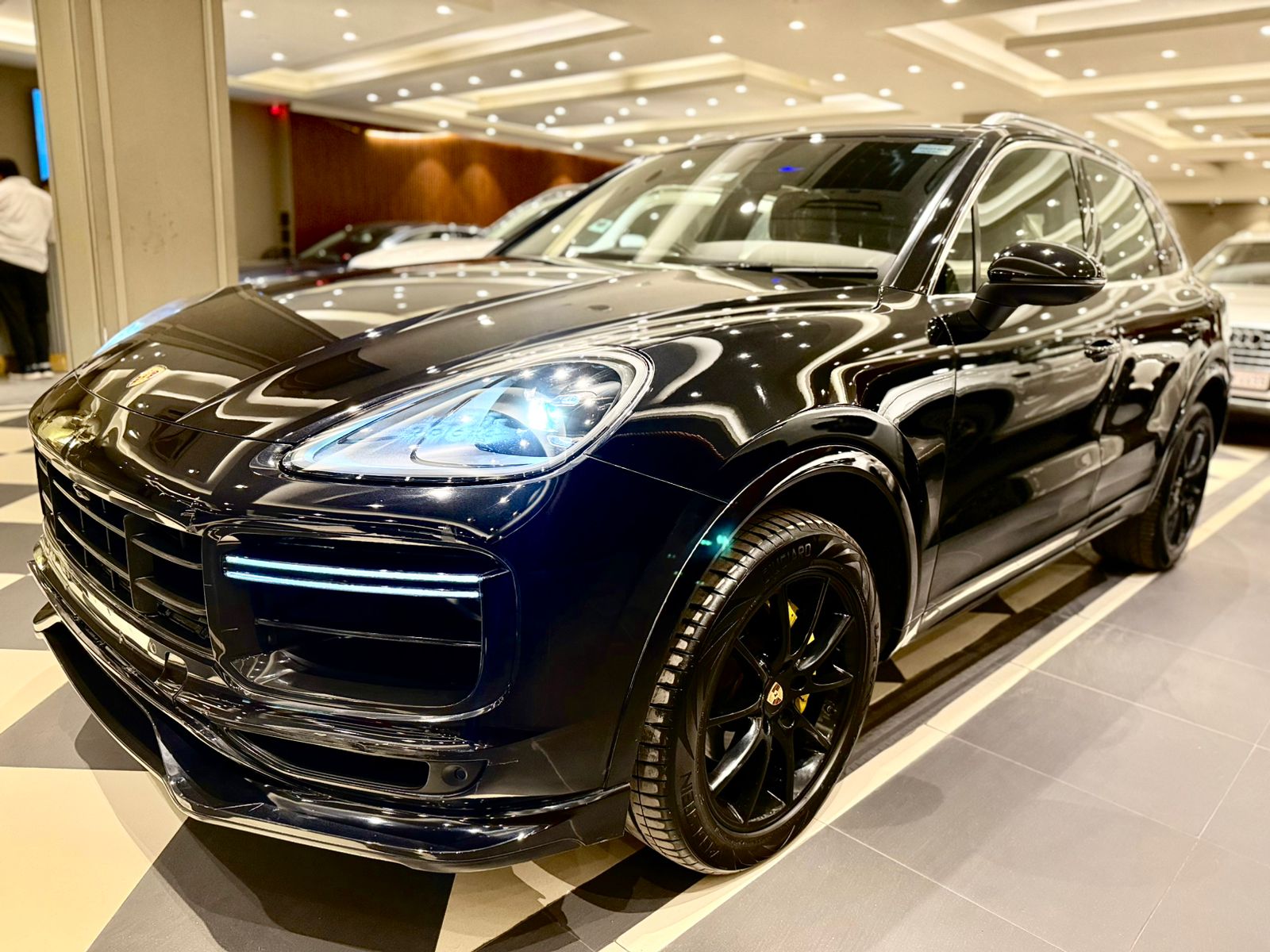 Buy Used Porsche Cayenne Base of 2021 model @ 74,90,000 INR in Delhi ...