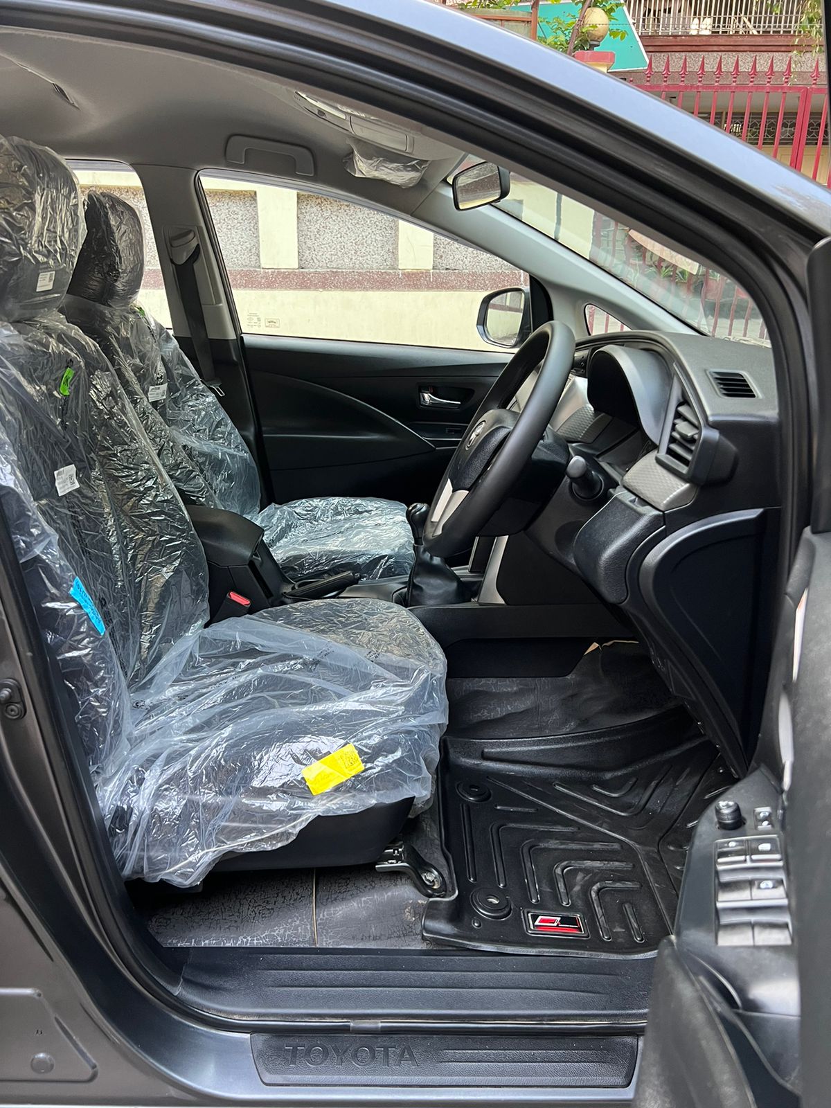 Buy Used Toyota Innova Crysta 2.4 GX MT BSIV of 2017 model @ 10,00,000 ...