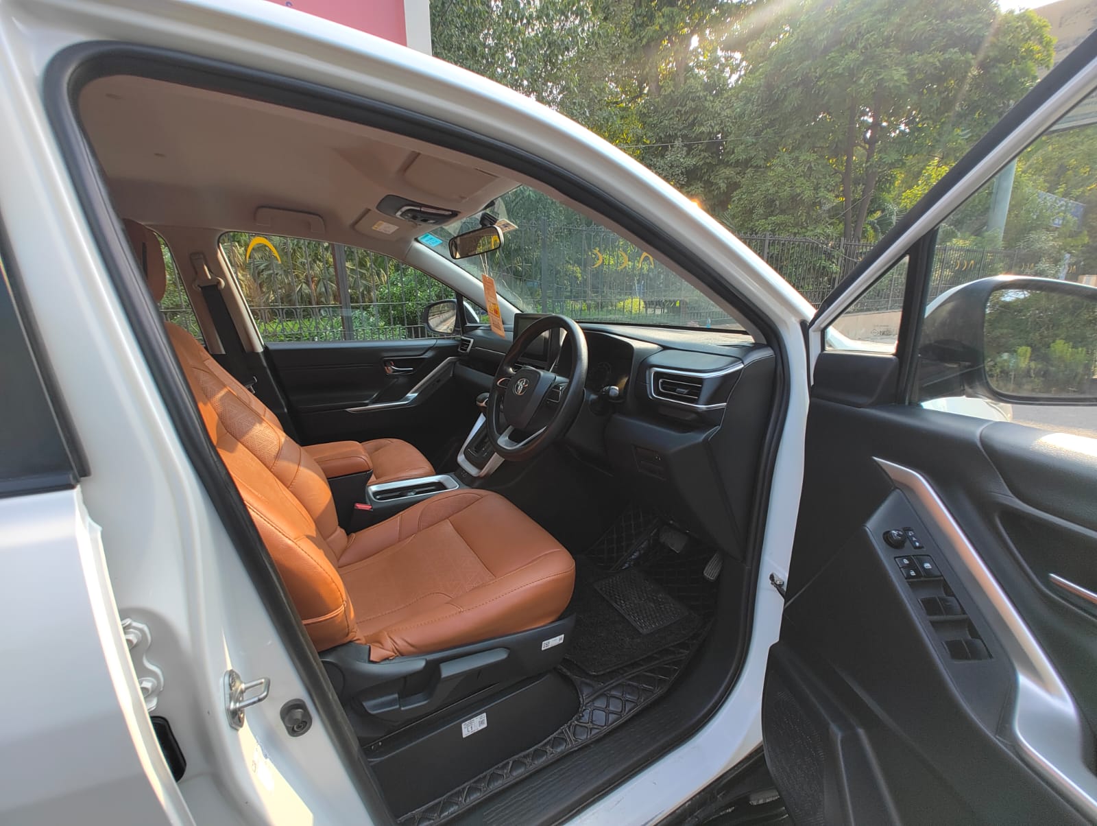 Buy Used Toyota Innova Hycross G 7STR of 2024 model @ 19,21,000 INR in ...