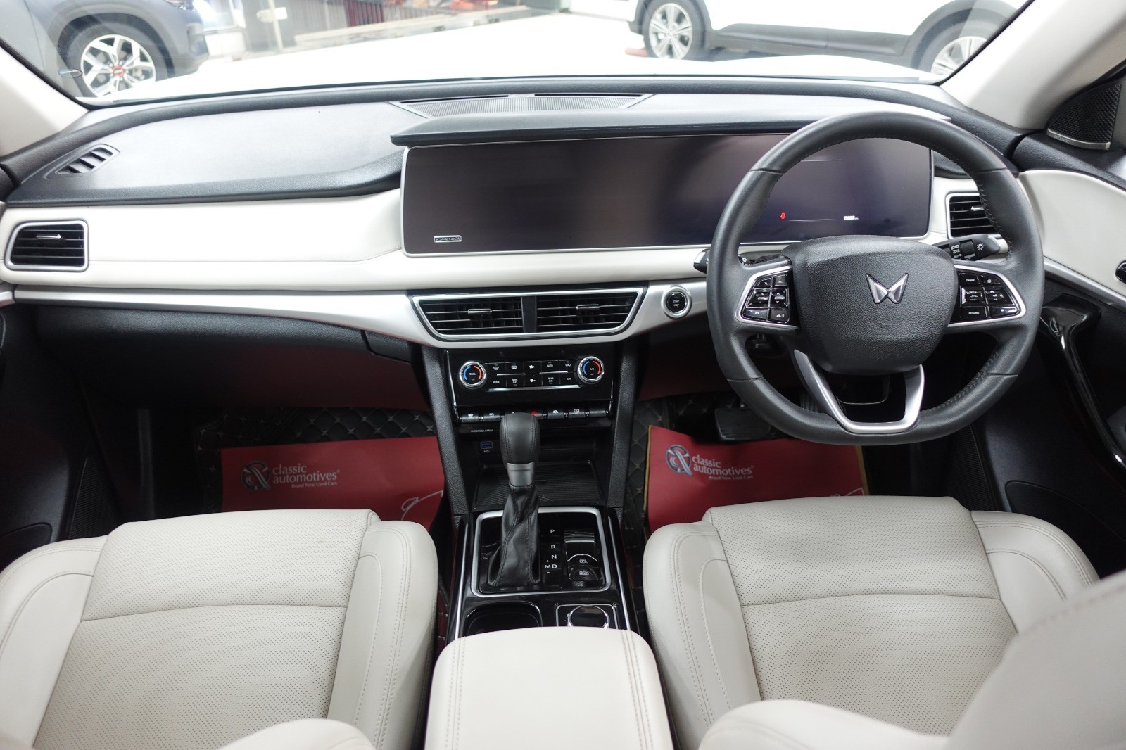 Buy Used Mahindra XUV700 AX7 AT Luxury Pack BSVI of 2023 model @ 23,45,000 INR in Bangalore ...