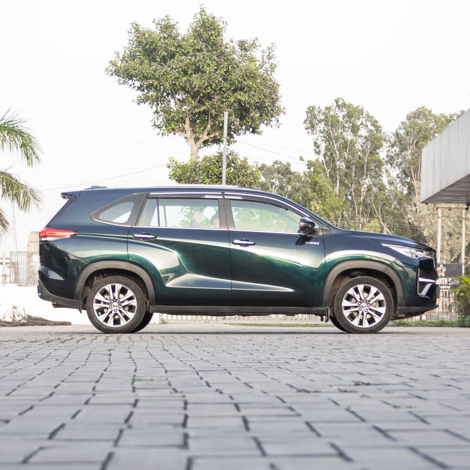 Buy Used Toyota Innova Hycross ZX Hybrid of 2024 model @ 31,50,000 INR ...
