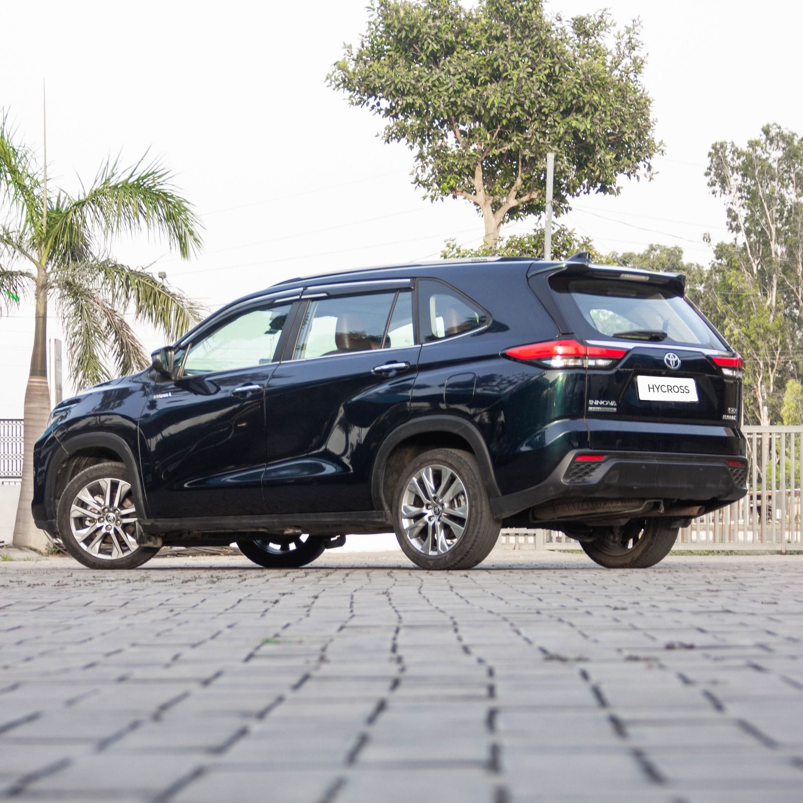 Buy Used Toyota Innova Hycross ZX Hybrid of 2024 model @ 31,50,000 INR ...
