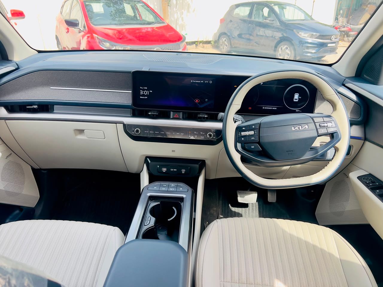 Buy Used Kia Carens Clavis EV HTK Plus of 2025 model @ 20,99,000 INR in ...