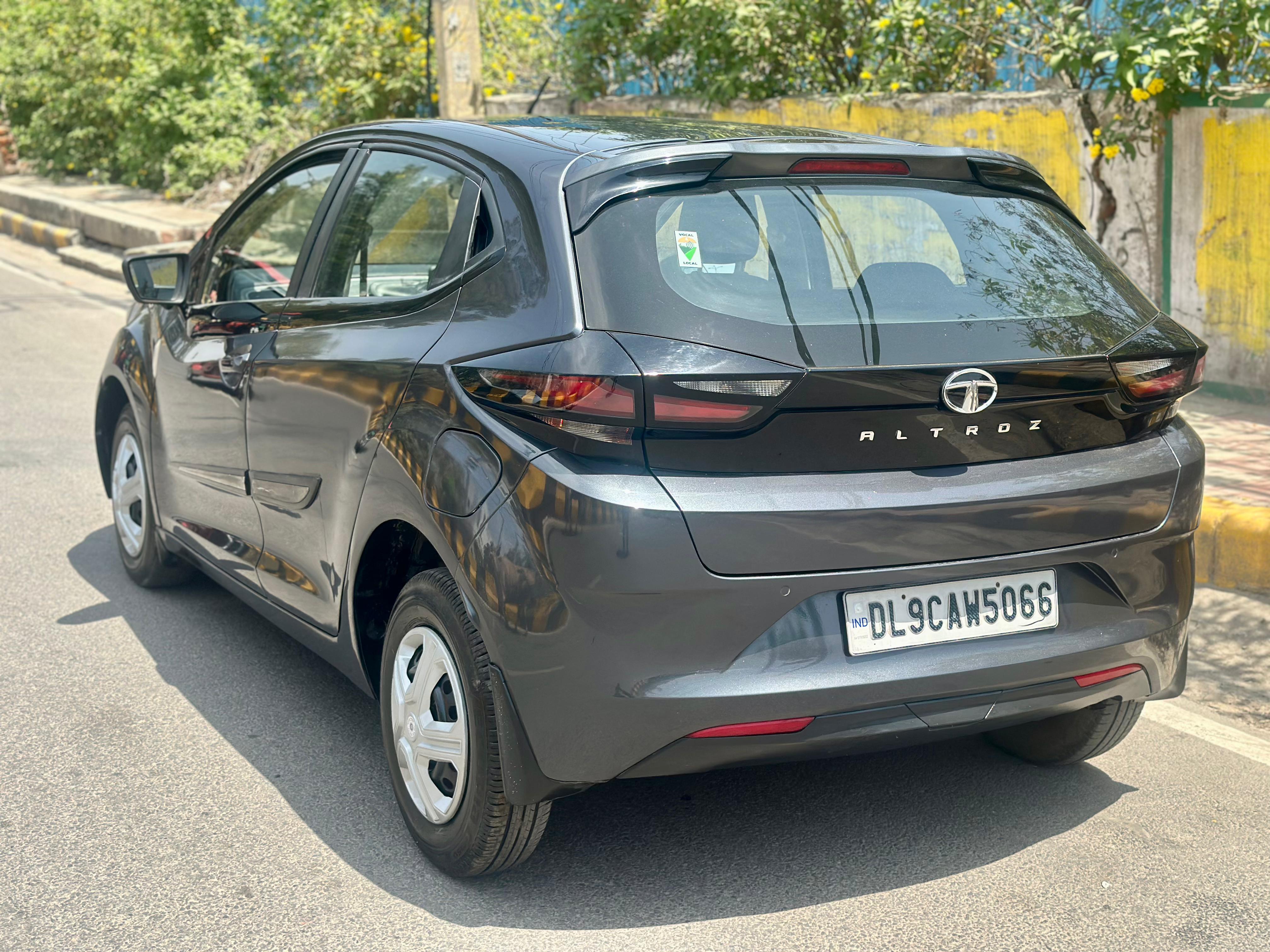 Buy Used Tata Altroz XE BSVI of 2021 model @ 3,49,000 INR in Delhi ...