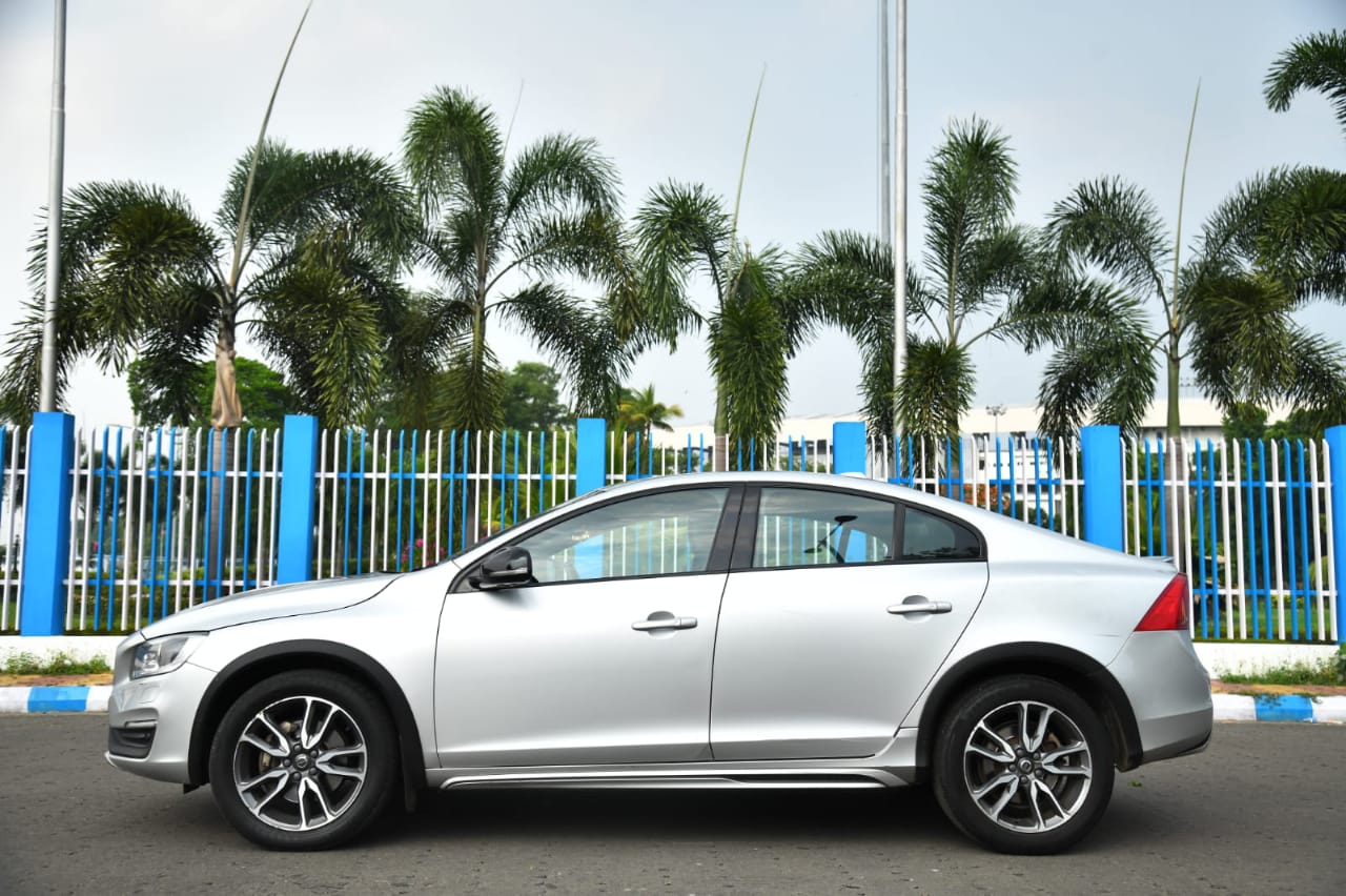 Buy Used Volvo S60 Cross Country D4 AWD BSIV of 2017 model @ 16,65,000 ...