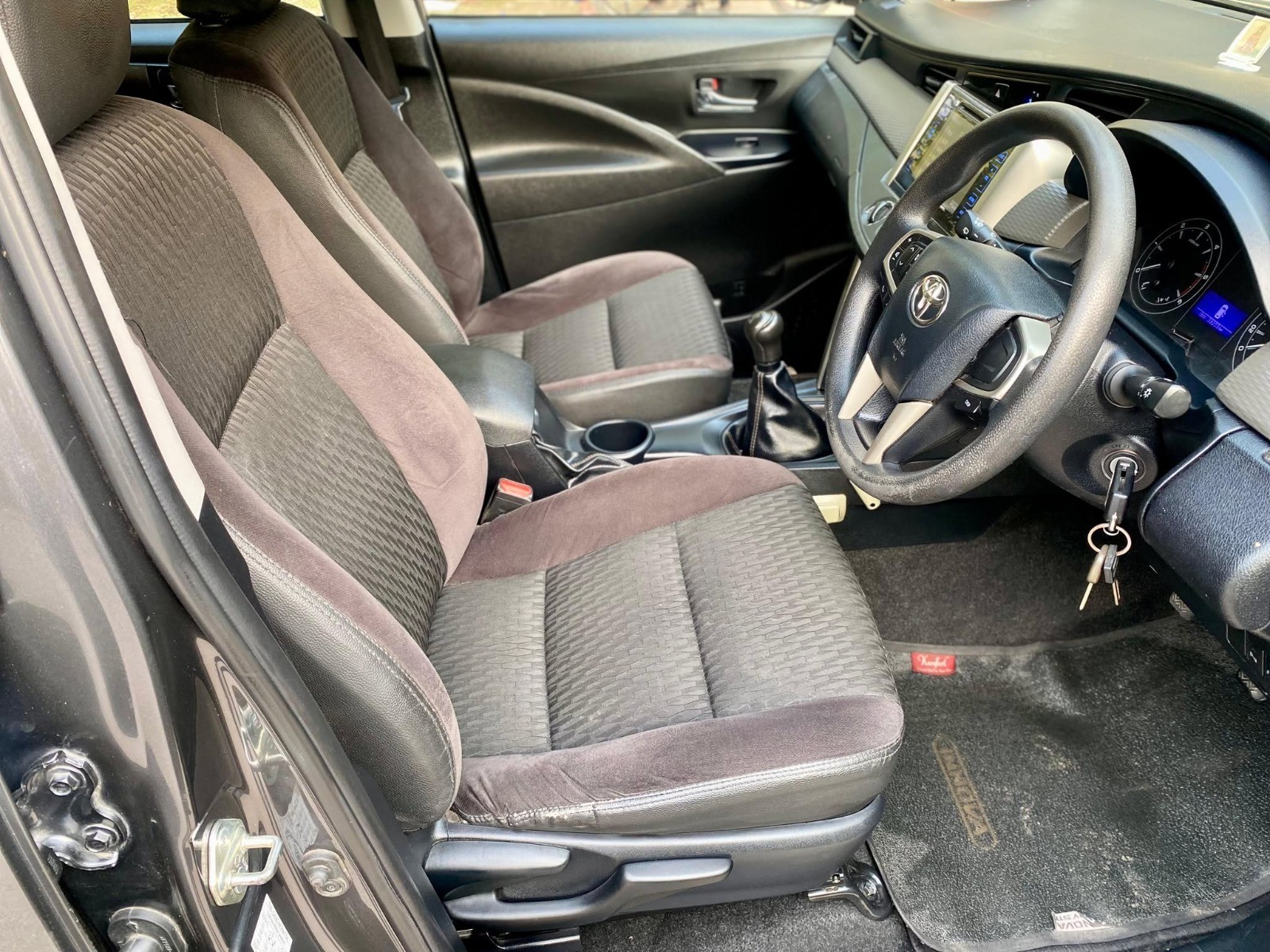 Buy Used Toyota Innova Crysta 2.4 G Plus MT BSIV of 2019 model @ 13 ...