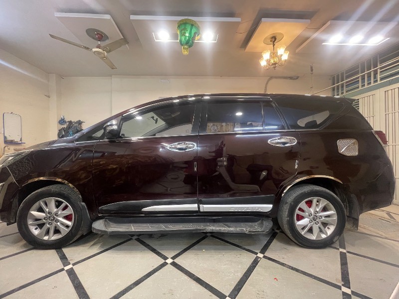 Buy Used Toyota Innova Crysta 2.4 G MT BSIV of 2018 model @ 16,00,000 ...