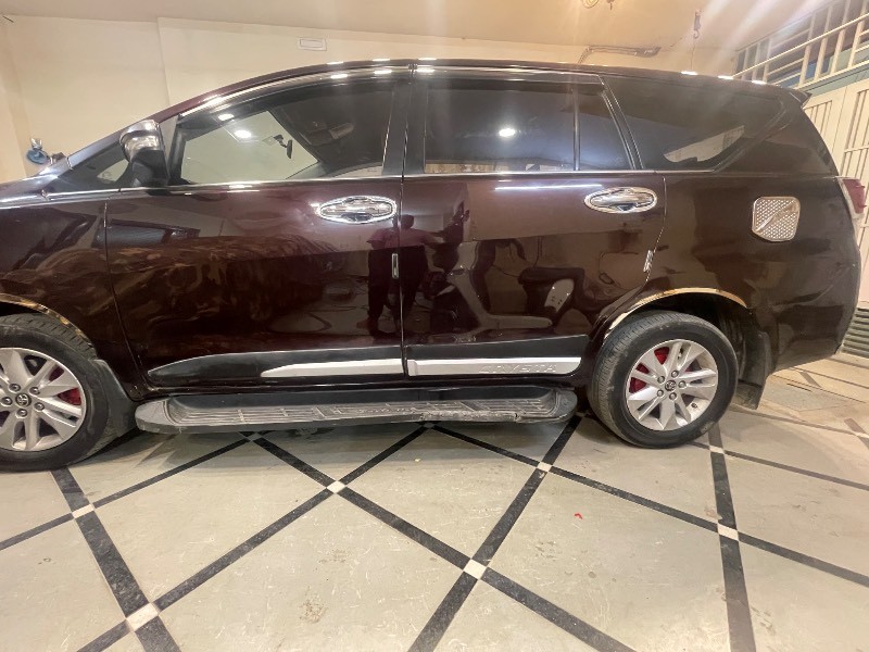 Buy Used Toyota Innova Crysta 2.4 G MT BSIV of 2018 model @ 16,00,000 ...