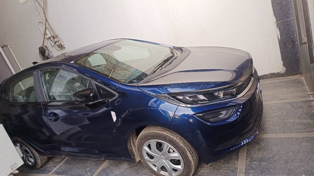 Used 2024 Tata Altroz CNG Manual in Sohna at ₹6 Lakh - CarDekho