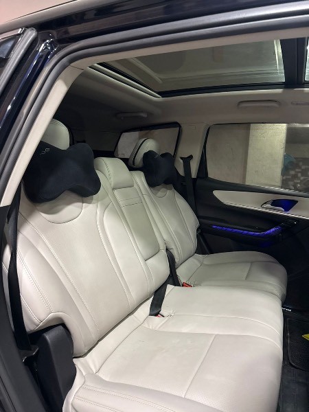 Buy Used Mahindra XUV700 AX5 7 Str Diesel AT of 2023 model @ 17,50,000 ...
