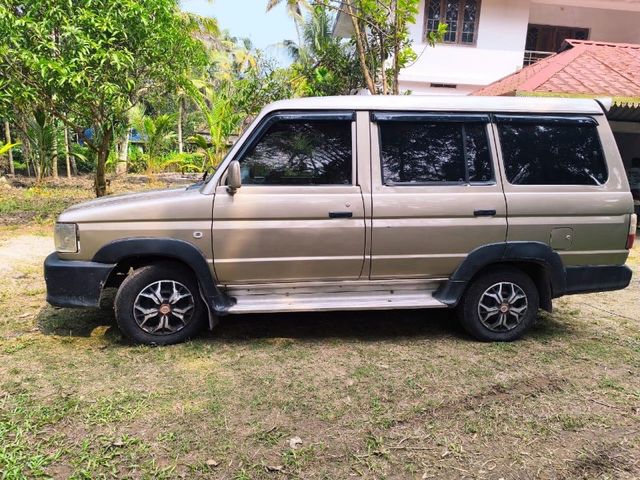 Used 2004 Toyota Qualis Diesel Manual in Thrissur at ₹1.90 Lakh - CarDekho