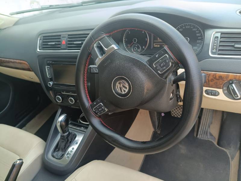 Buy Used Volkswagen Jetta 2.0L TDI Highline AT of 2013 model @ 4,00,000 ...