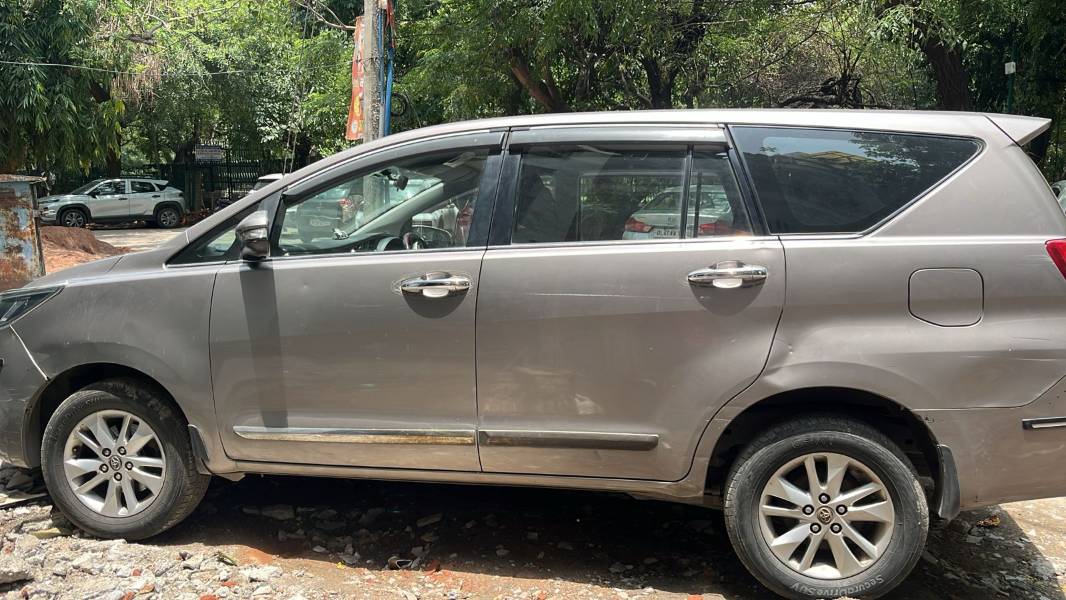 Buy Used Toyota Innova 2.5 G Diesel 7 Seater BS IV of 2016 model @ 11 ...